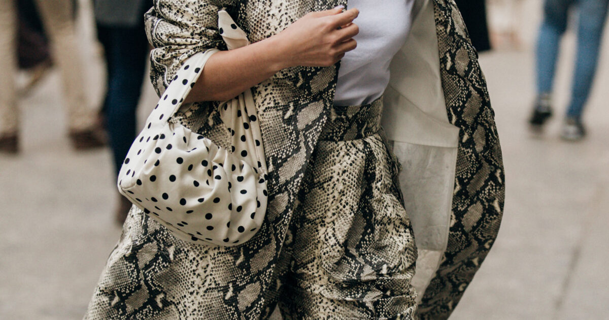 Street style Inspiration: Πώς θα φορεθεί το snake skin την Άνοιξη ...