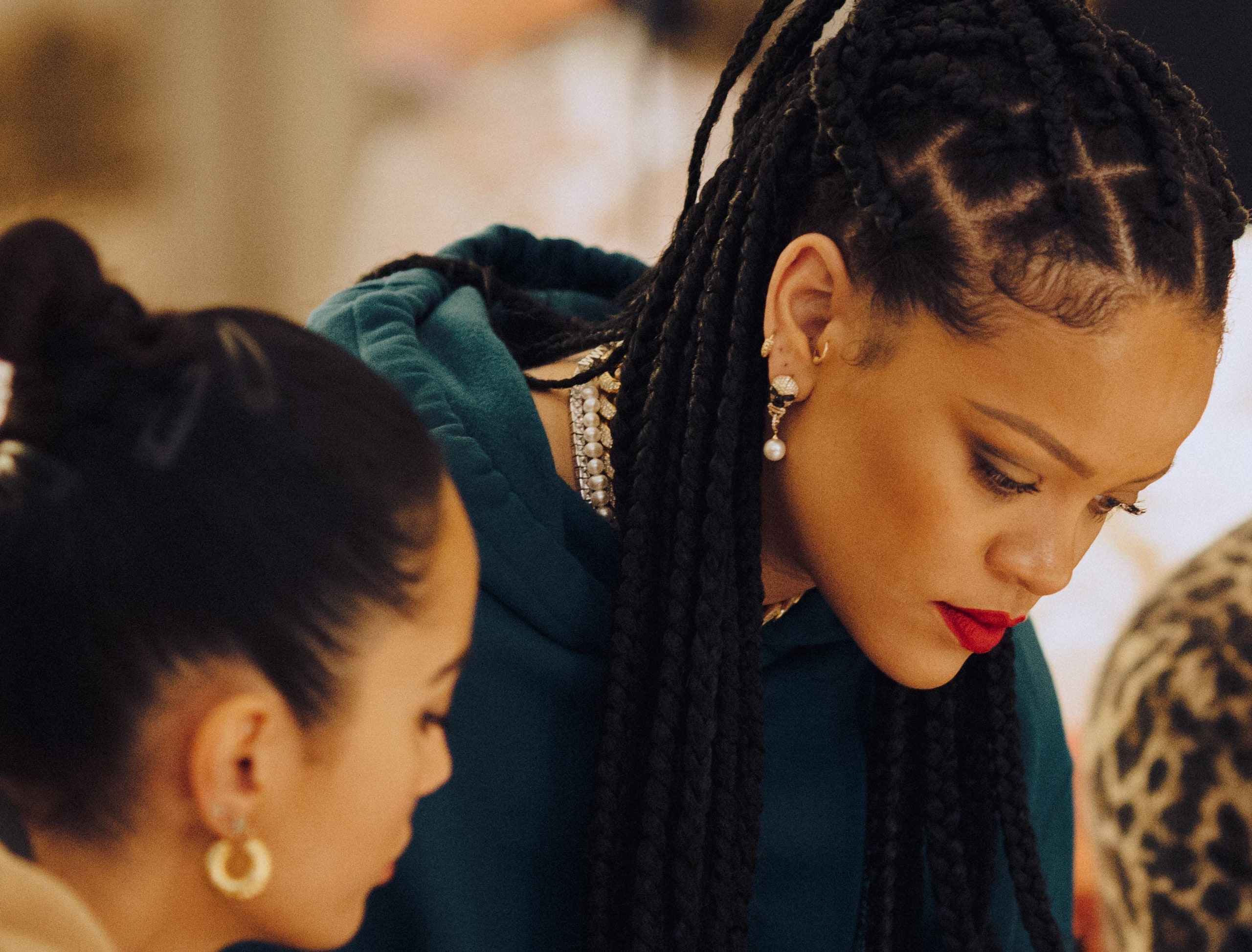 Η αγαπημένη σχεδιάστρια υποδημάτων της Rihanna για το ντεμπούτο της ...