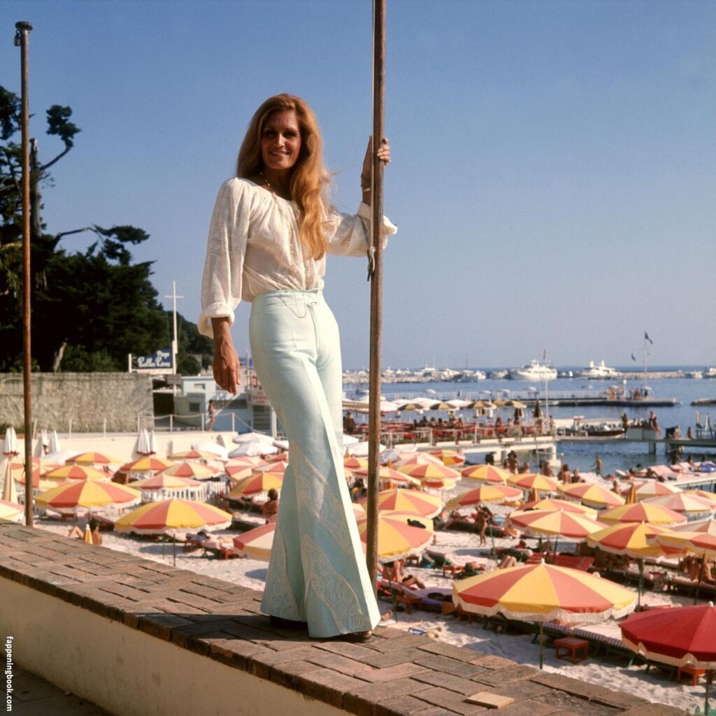 Summer Icons: Η Dalida σε 15 σπάνια καλοκαιρινά κλικ | VOGUE.GR