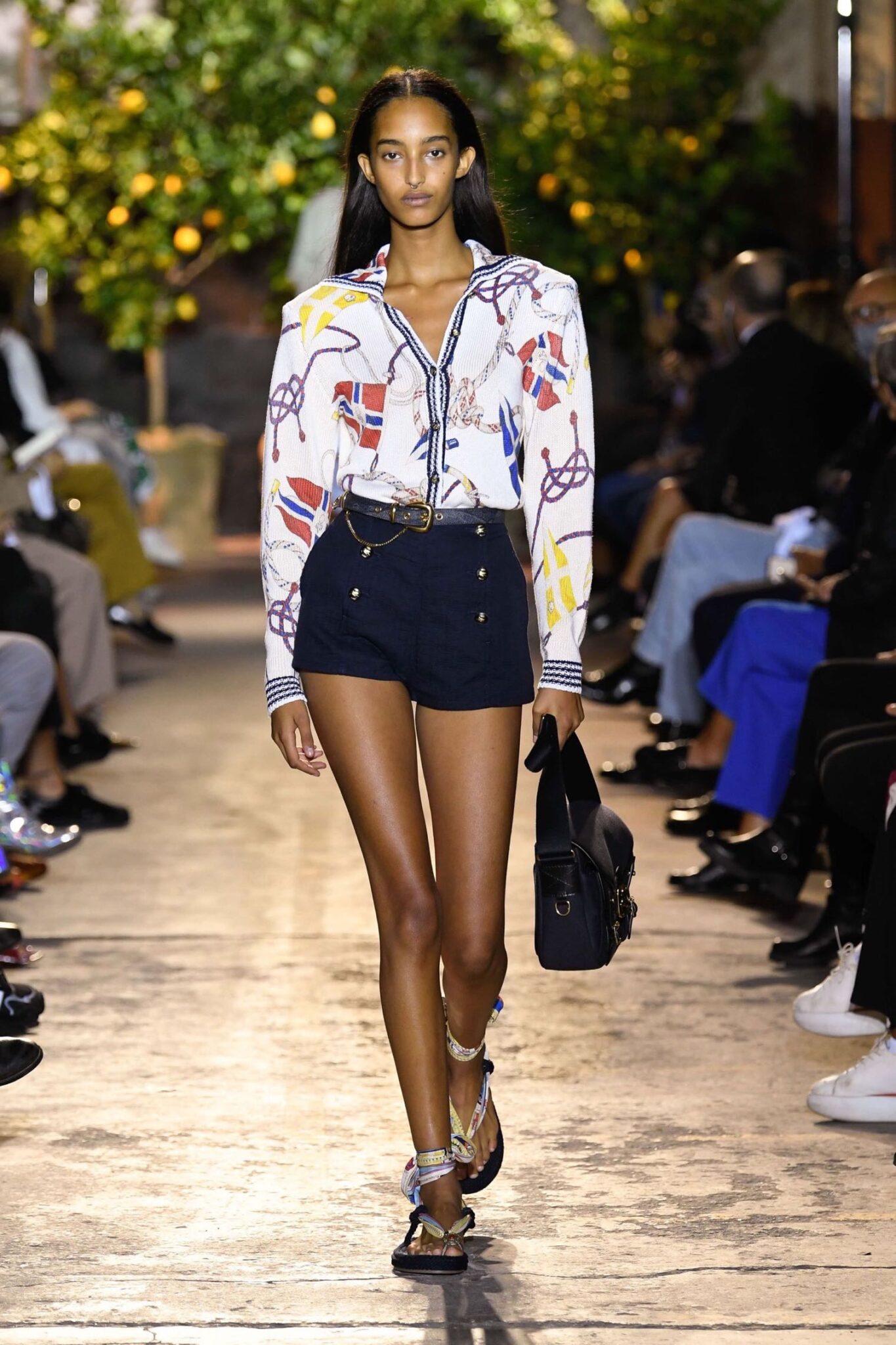 Σορτς και βερμούδες: 15 catwalk-inspired τρόποι να τα φορέσετε | VOGUE.GR