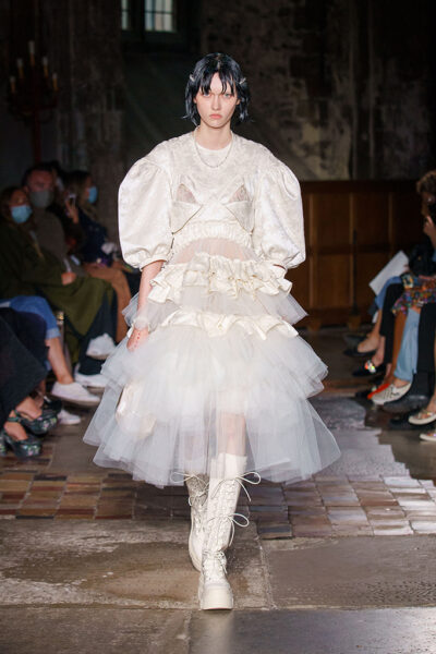 Οι ωραιότερες στιγμές από το Simone Rocha SS22 show | VOGUE.GR