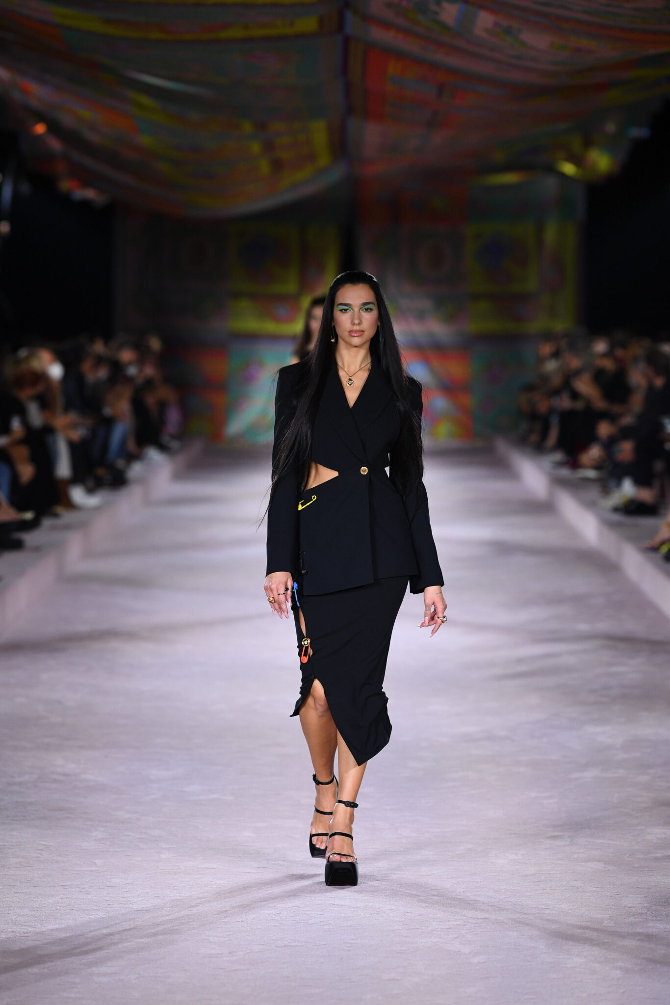 Versace SS22: Το πιο λαμπερό catwalk της Fashion Week | VOGUE.GR