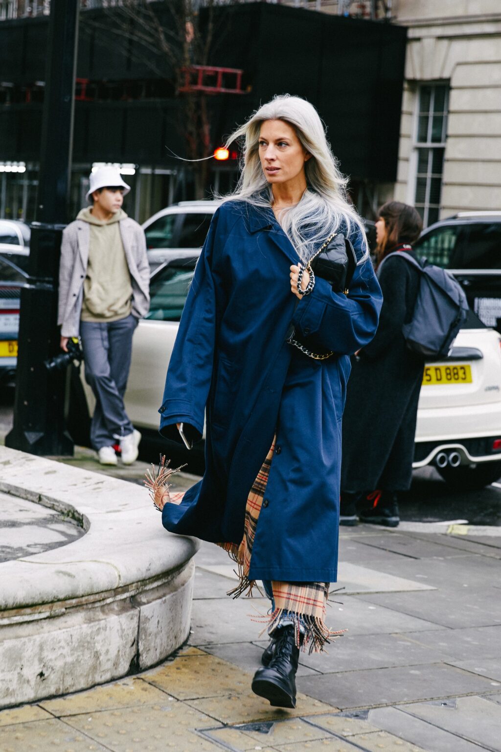 Navy blue: 15 looks αποδεικνύουν πως είναι τόσο chic όσο και το μαύρο ...