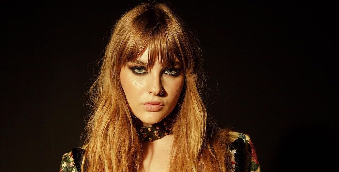 Victoria De Angelis: Τα πιο iconic look της μπασίστριας των Maneskin ...