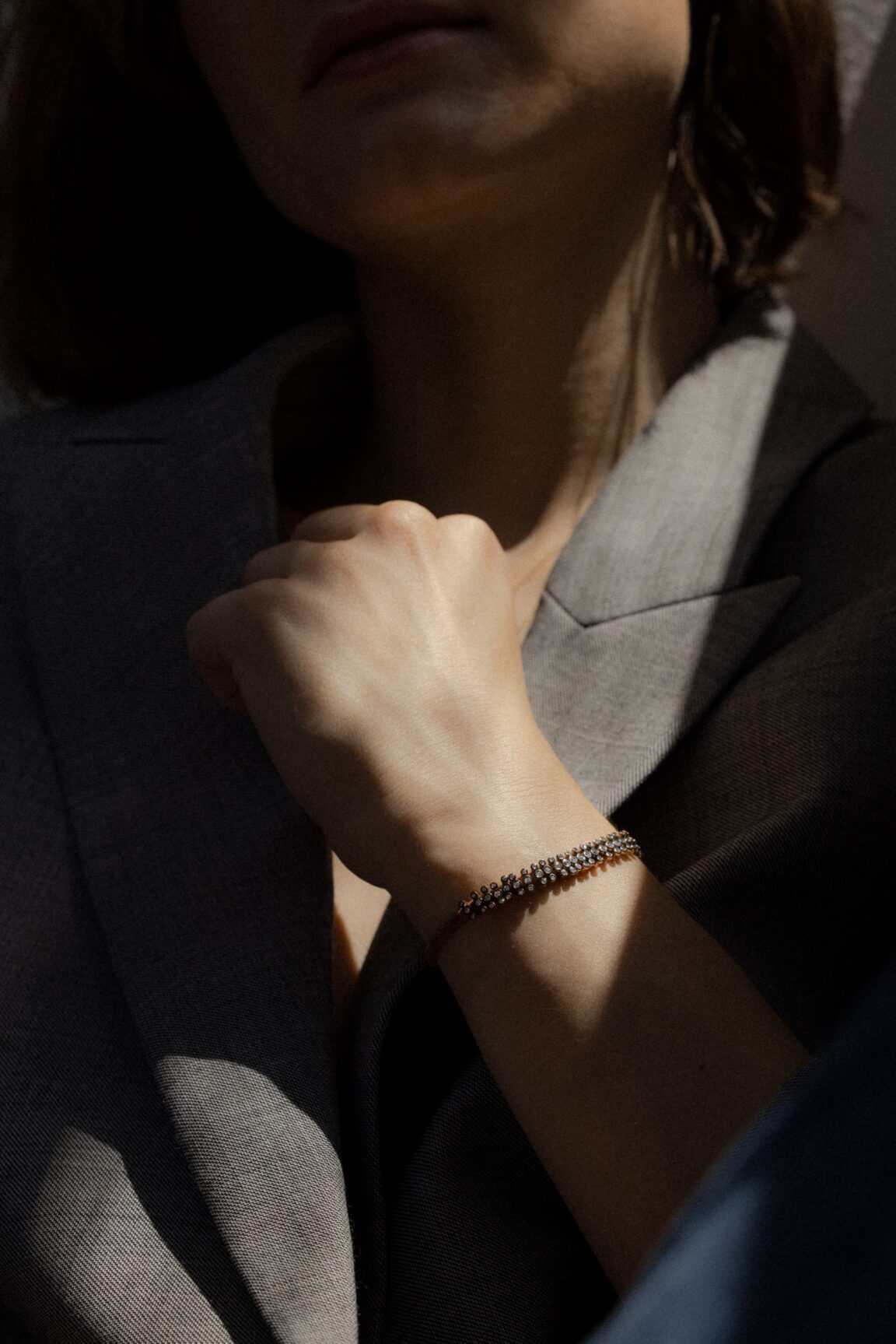 Τα minimal chic κοσμήματα Yannis Sergakis γίνονται η διακριτική glam ...