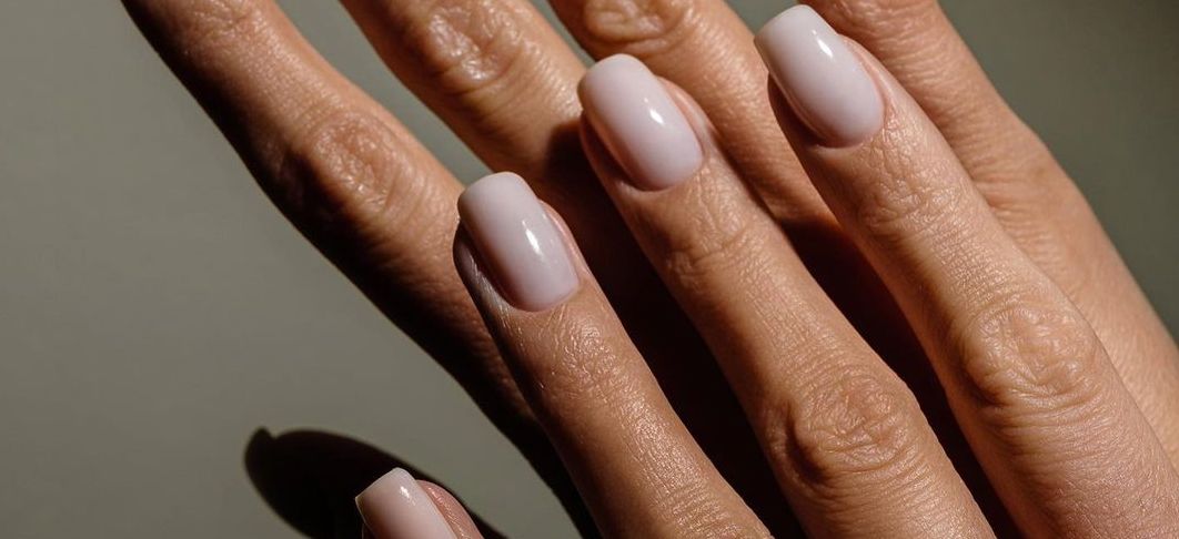 Milky nails: Η classy απόχρωση που θα ξεχωρίσει στο μανικιούρ της ...