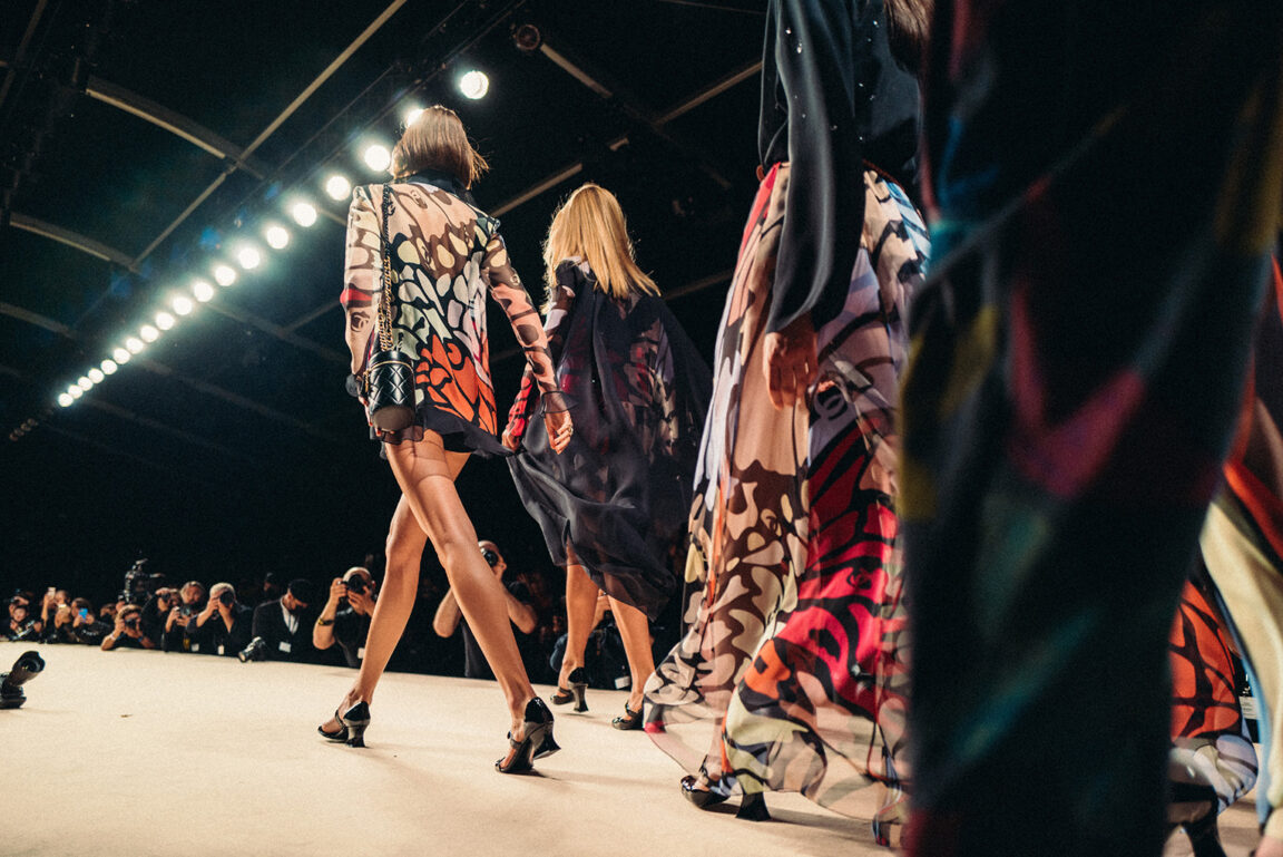 Bell heels: Τα τακούνια σε σχήμα καμπάνας είναι η νέα τάση | VOGUE.GR