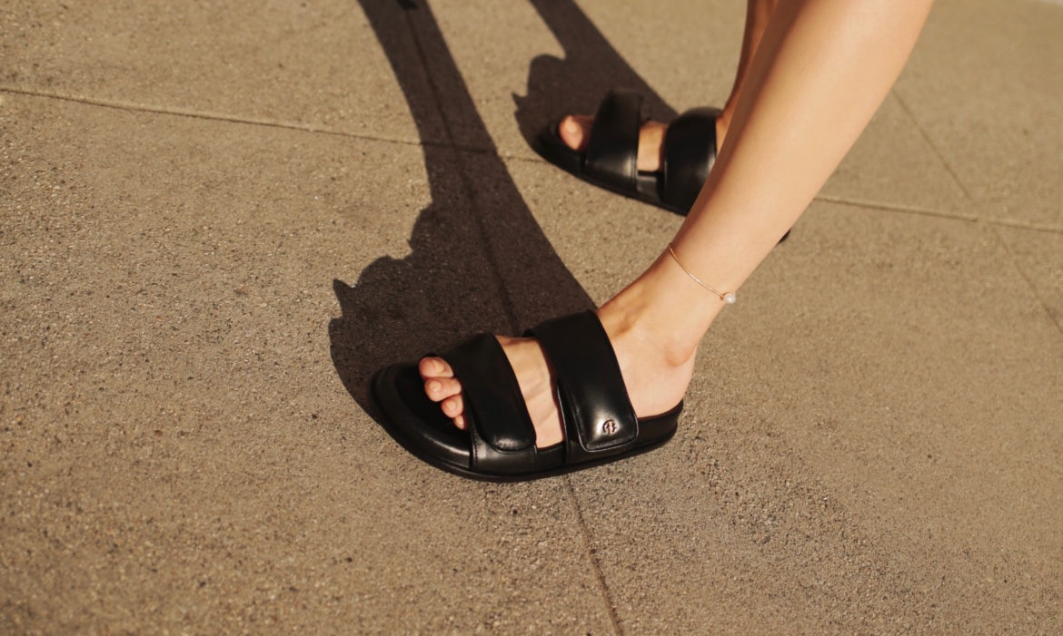 Puffy sandals: Τα πιο elegant ζευγάρια του καλοκαιριού | VOGUE.GR