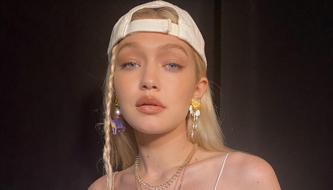 Από την πόλη στην παραλία, το baseball cap είναι απαραίτητο | VOGUE.GR