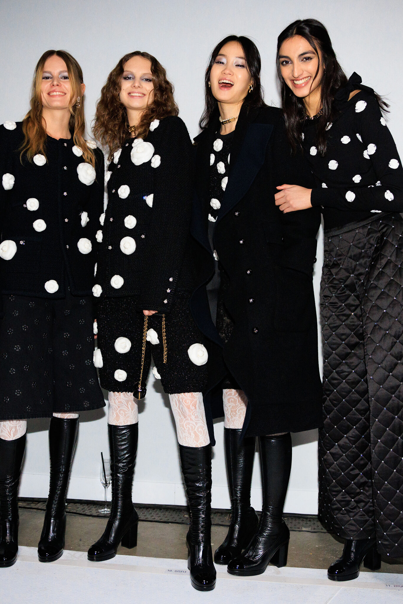 Chanel FW 2023-24: Μια συλλογή αφιερωμένη στην καμέλια | VOGUE.GR