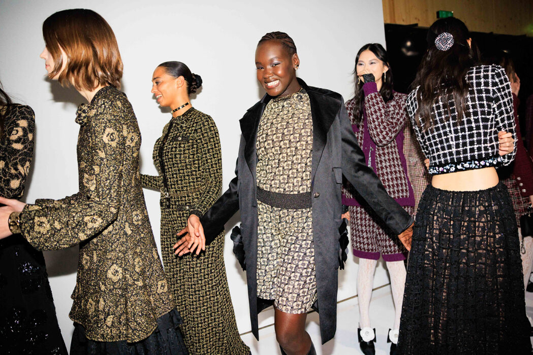 Chanel FW 2023-24: Μια συλλογή αφιερωμένη στην καμέλια | VOGUE.GR