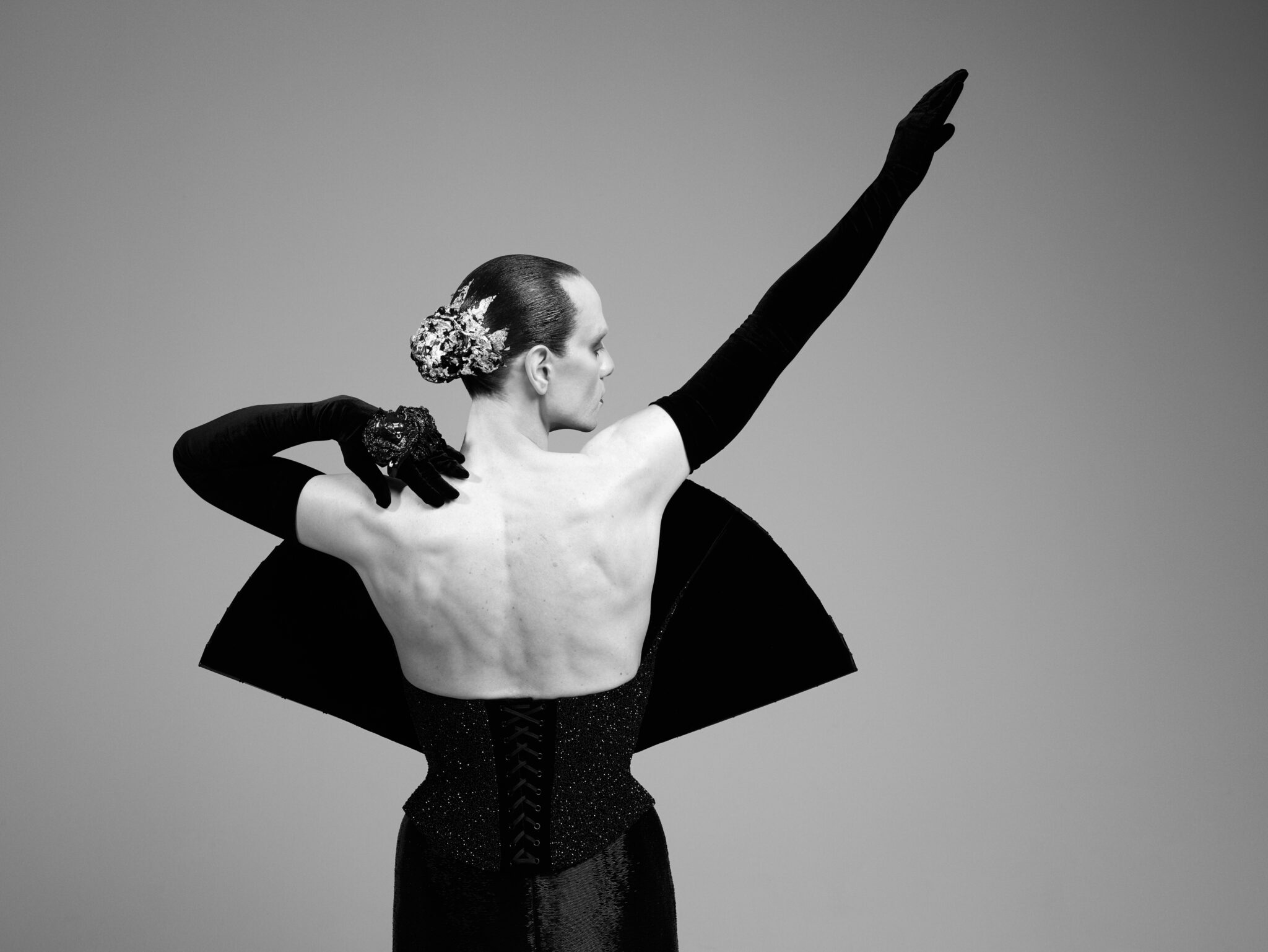 Jordan Roth: Όλες οι λεπτομέρειες για το φόρεμα-βεντάλια στο Met Gala ...