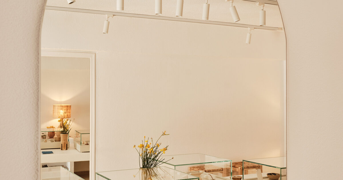 Ο Yannis Sergakis εγκαινίασε τη νέα του μπουτίκ στη Νάουσα της Πάρου ...