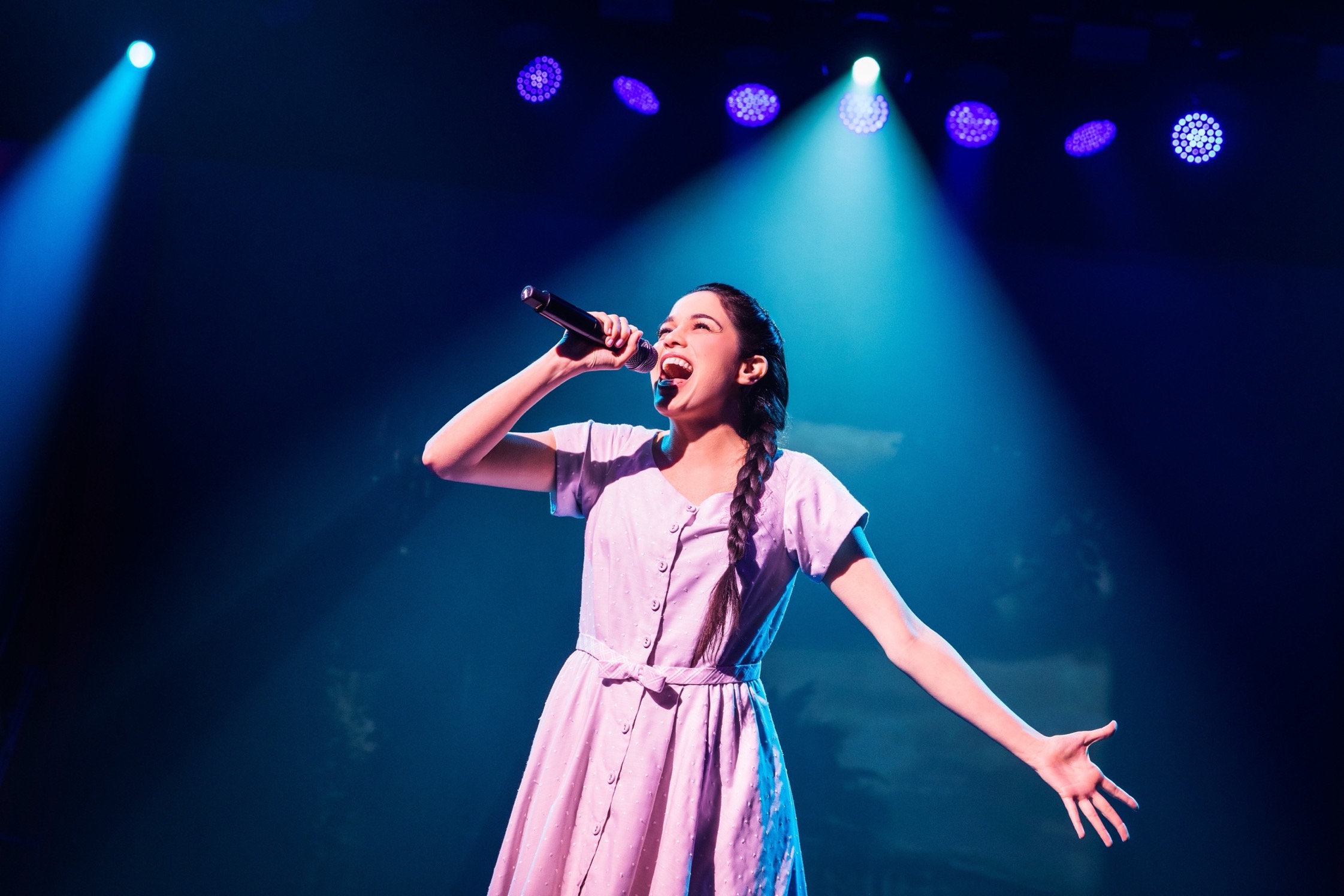 Here Lies Love: Η Arielle Jacobs αποκαλύπτει τα πάντα για το νέο ...