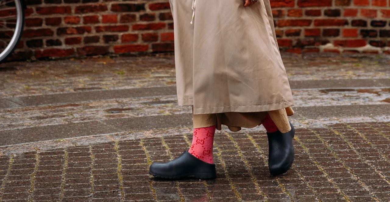 Backless clogs: Είναι το shoe trend της μεταβατικής περιόδου | VOGUE.GR