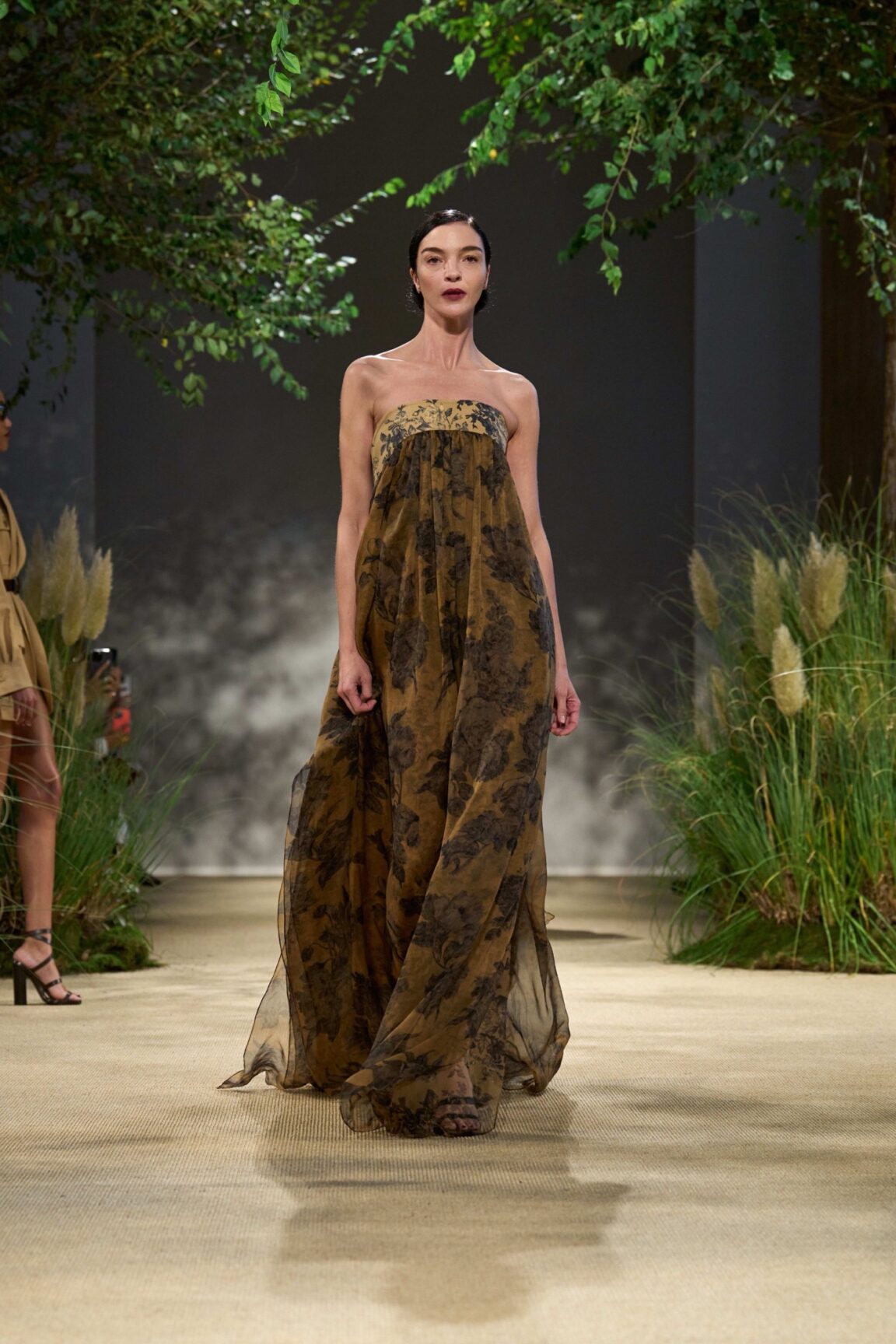 Max Mara SS24: Όλες οι λεπτομέρειες για το military style στην πασαρέλα ...