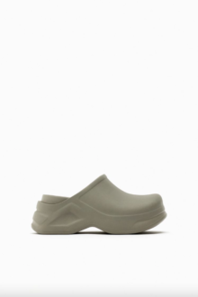 Backless clogs: Είναι το shoe trend της μεταβατικής περιόδου | VOGUE.GR