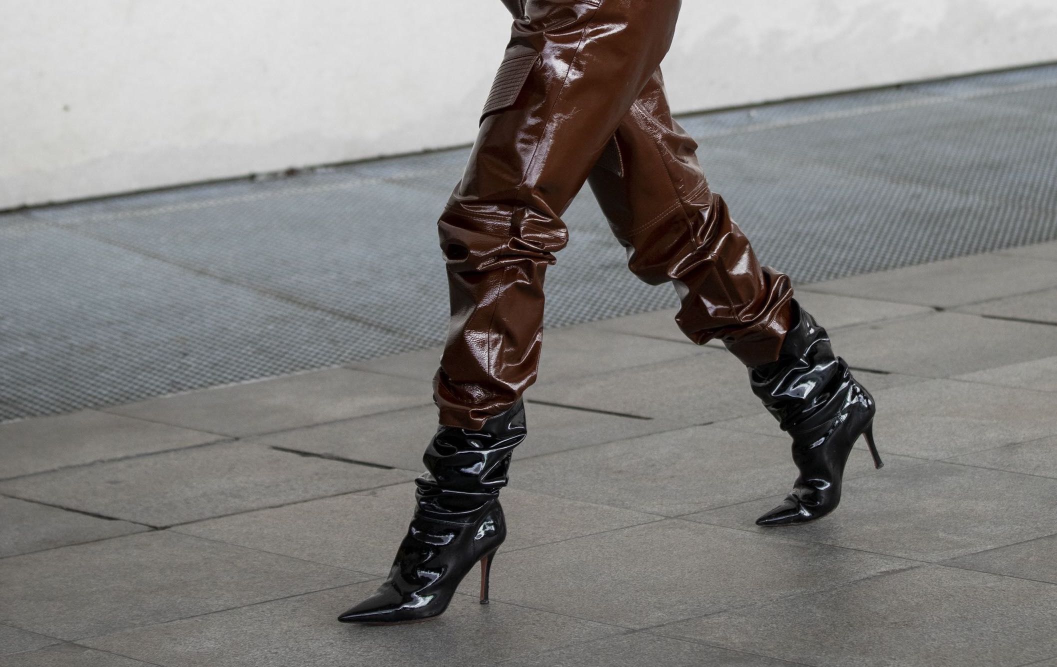 5 slouchy boots για τα go-to σύνολα του χειμώνα | VOGUE.GR