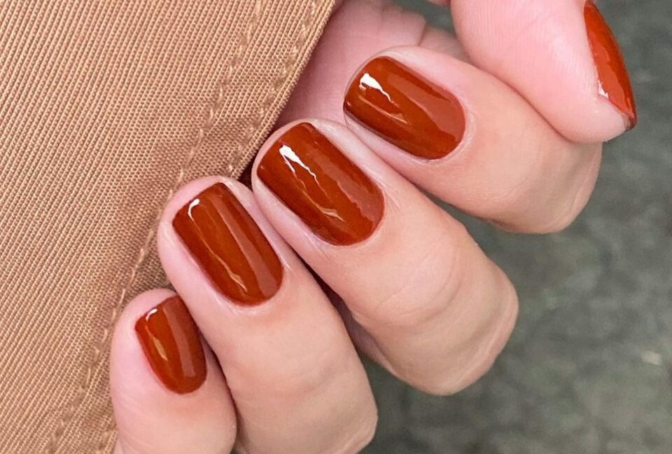 Burnt orange μανικιούρ: Είναι το trend of the moment | VOGUE.GR