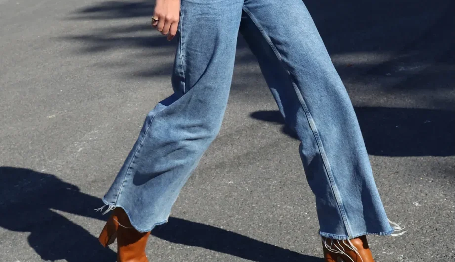 Baggy τζιν και καφέ μπότες: Το style combo του χειμώνα που δίνει την ...