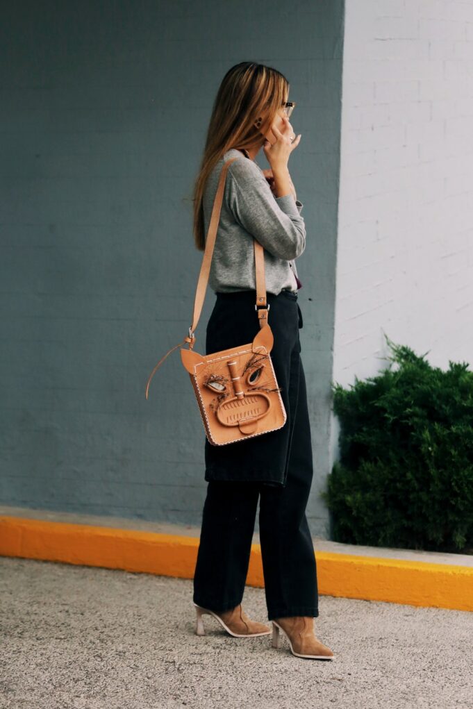 Baggy τζιν και καφέ μπότες: Το style combo του χειμώνα που δίνει την ...