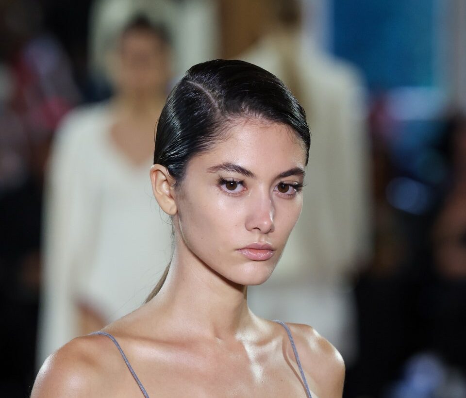 Liquid hair: Τα ολόισια μαλλιά είναι η τοπ τάση τώρα | VOGUE.GR