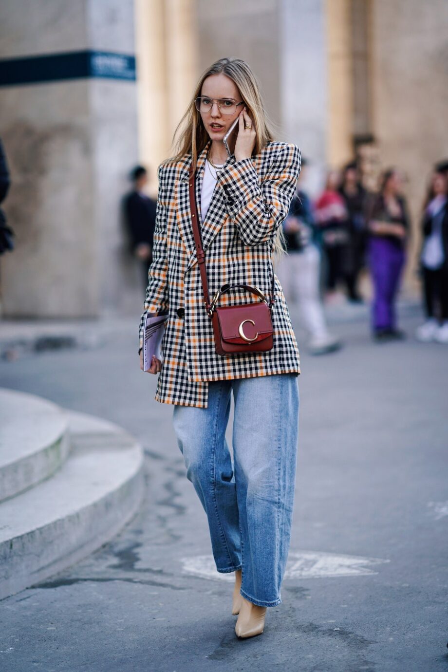 Baggy τζιν και καφέ μπότες: Το style combo του χειμώνα που δίνει την ...