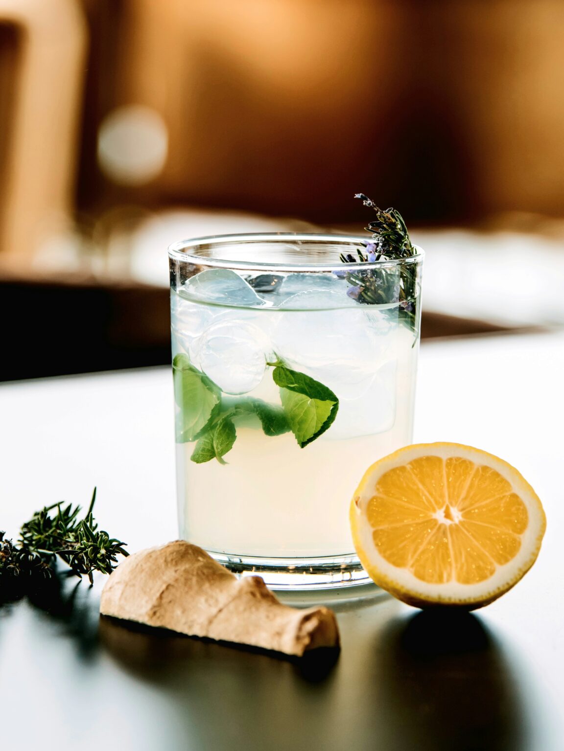9 detox ροφήματα για επίπεδη κοιλιά μετά από ένα βαρύ γεύμα | VOGUE.GR