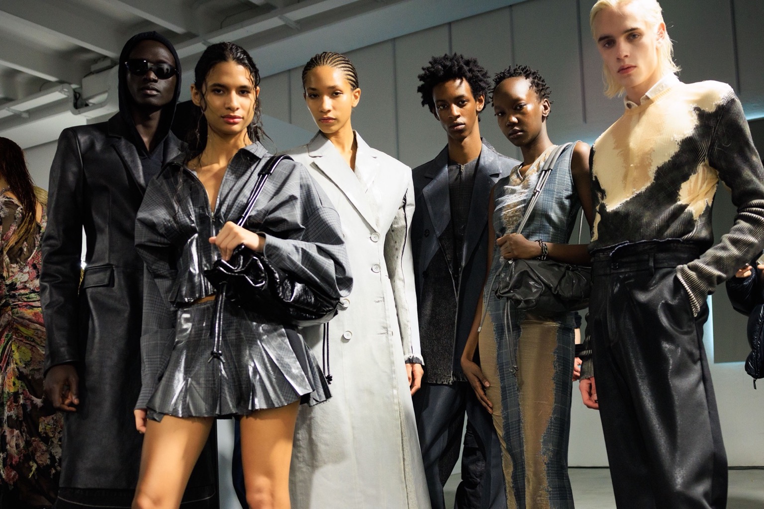 Diesel FW24: Ο Glenn Martens άνοιξε διάπλατα τις πόρτες του backstage ...