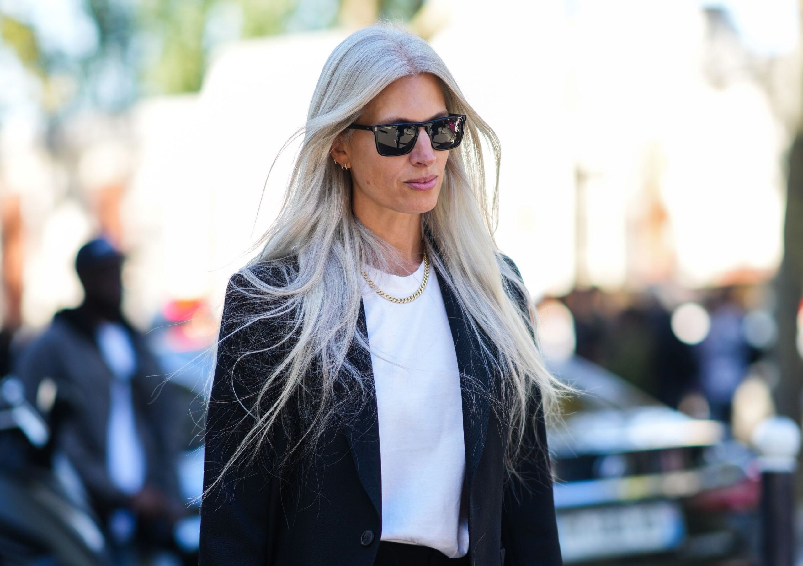 Γκρίζα μαλλιά: Μήπως ευθύνεται το στρες; | VOGUE.GR
