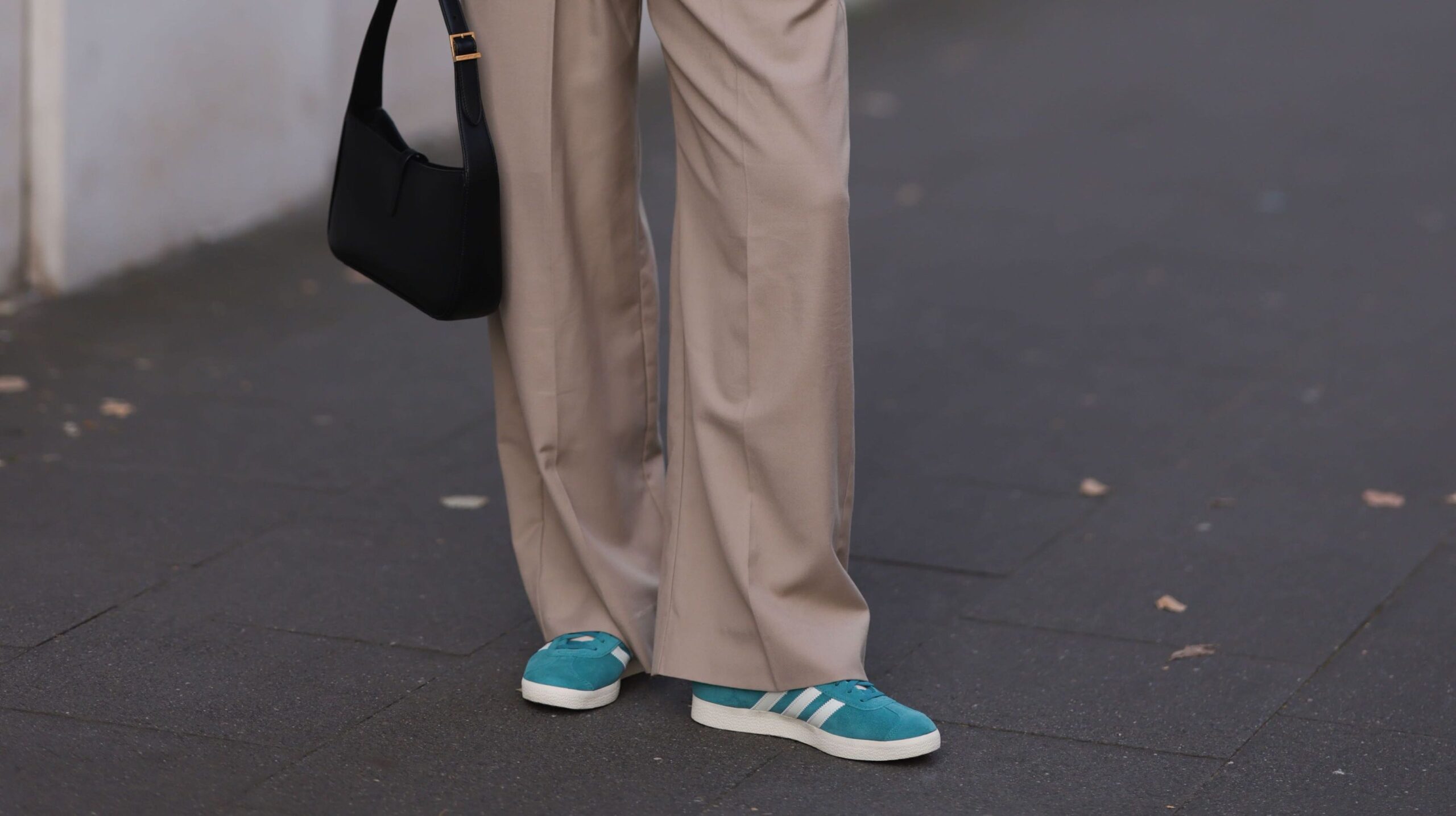 Light blue Adidas: Τα πιο hot sneakers της άνοιξης | VOGUE.GR