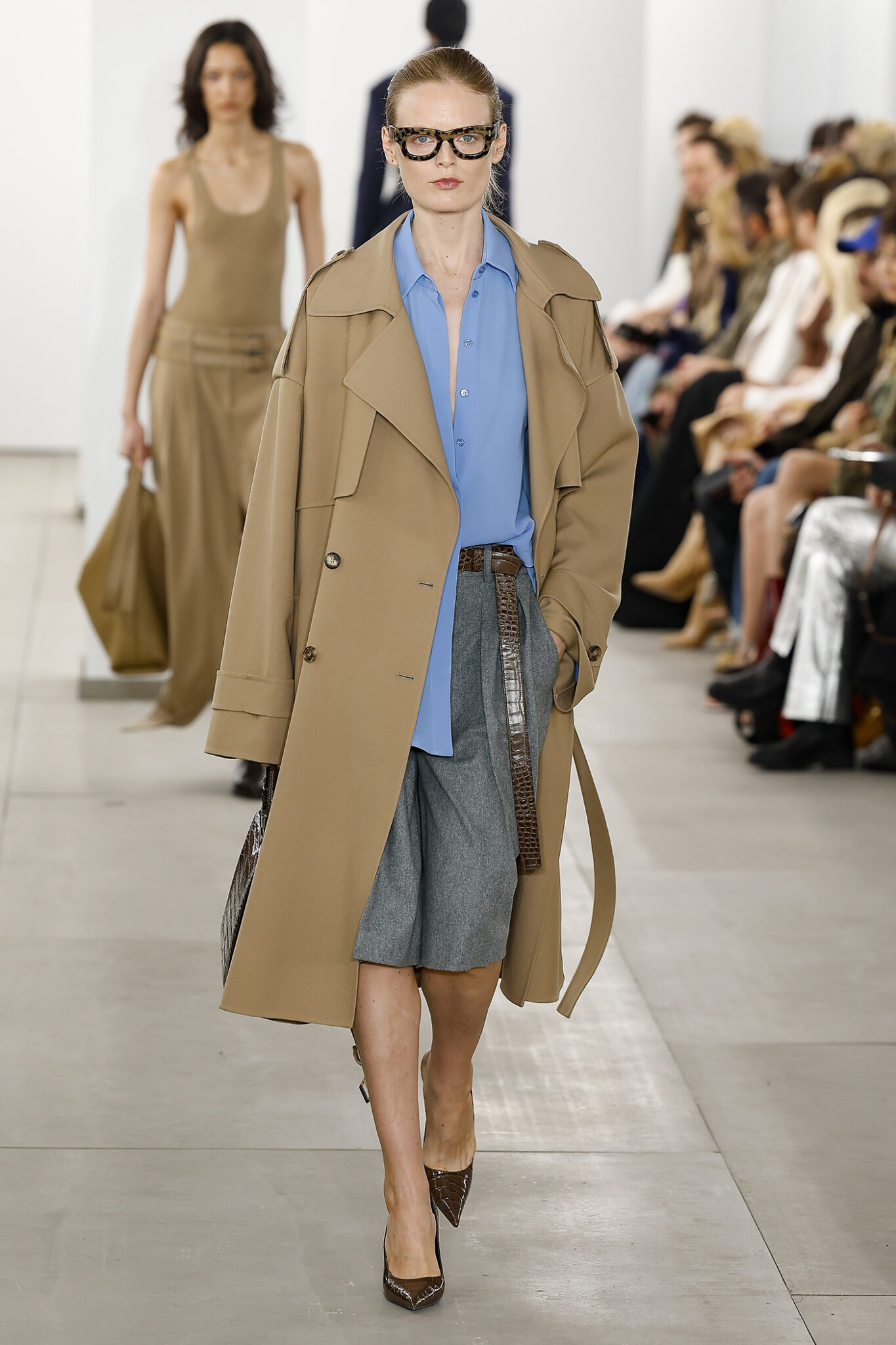 Το γαλάζιο πουκάμισο είναι το classic της ανοιξιάτικης γκαρνταρόμπας ...