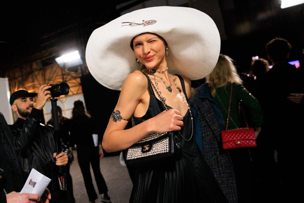 Chanel FW 24-25: Επιστροφή στο Deauville | VOGUE.GR