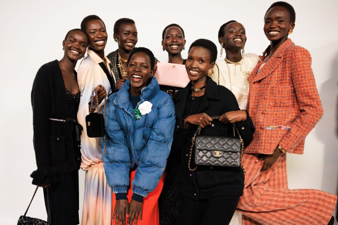 Chanel FW 24-25: Επιστροφή στο Deauville | VOGUE.GR