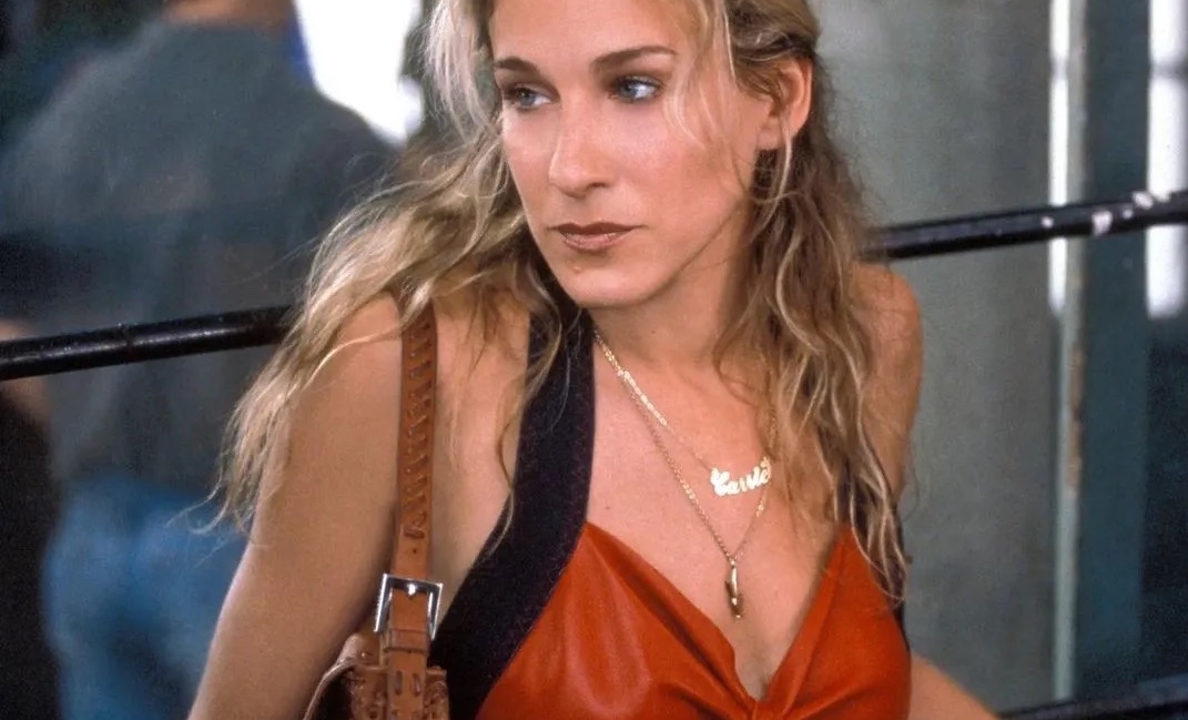 Carrie Bradshaw Core: To iconic στιλ της Carrie αναβιώνει 26 χρόνια μετά | VOGUE.GR
