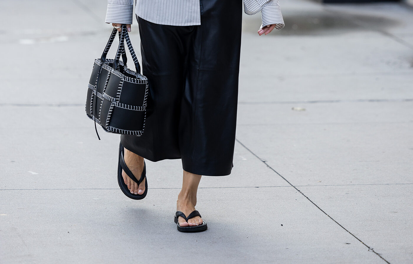 Flip flops: 3 chic looks για να φορέσετε το απόλυτο sandal trend στην ...