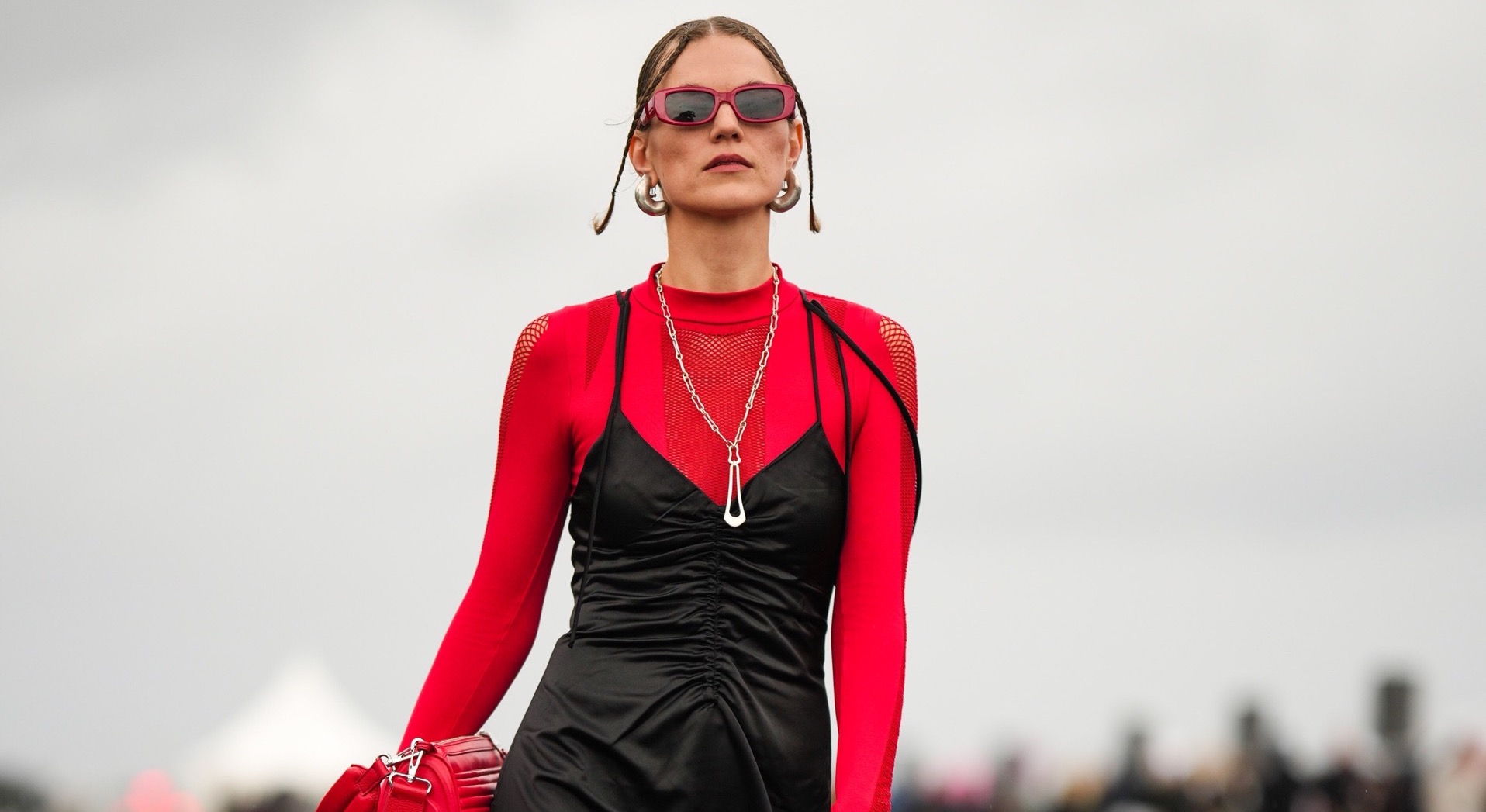 Slip dress over shirt: 5 φορέματα και τοπ για τον συνδυασμό της σεζόν ...