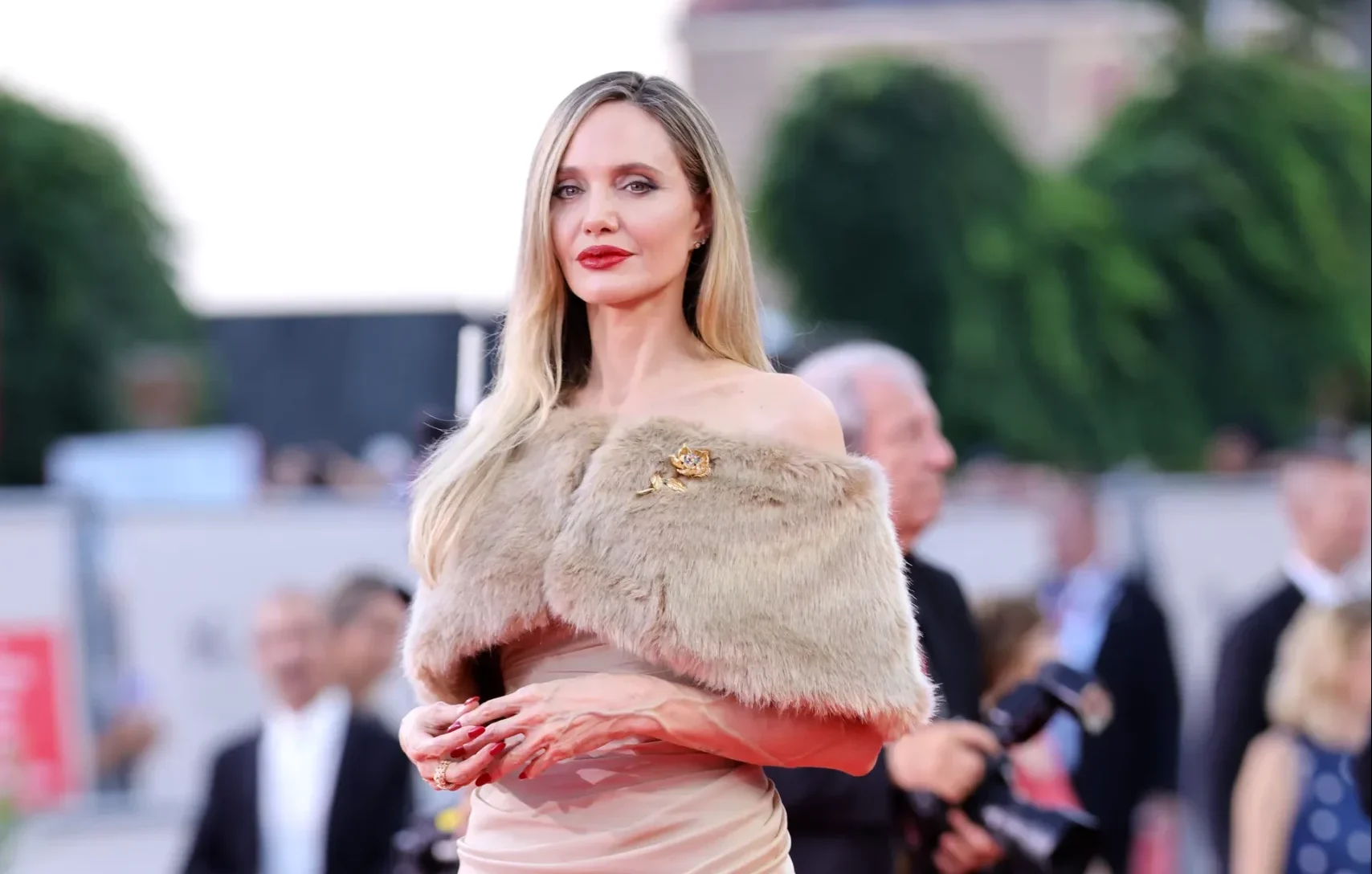 Φεστιβάλ Βενετίας: Η Angelina Jolie αναβιώνει το στυλ της Maria Callas ...