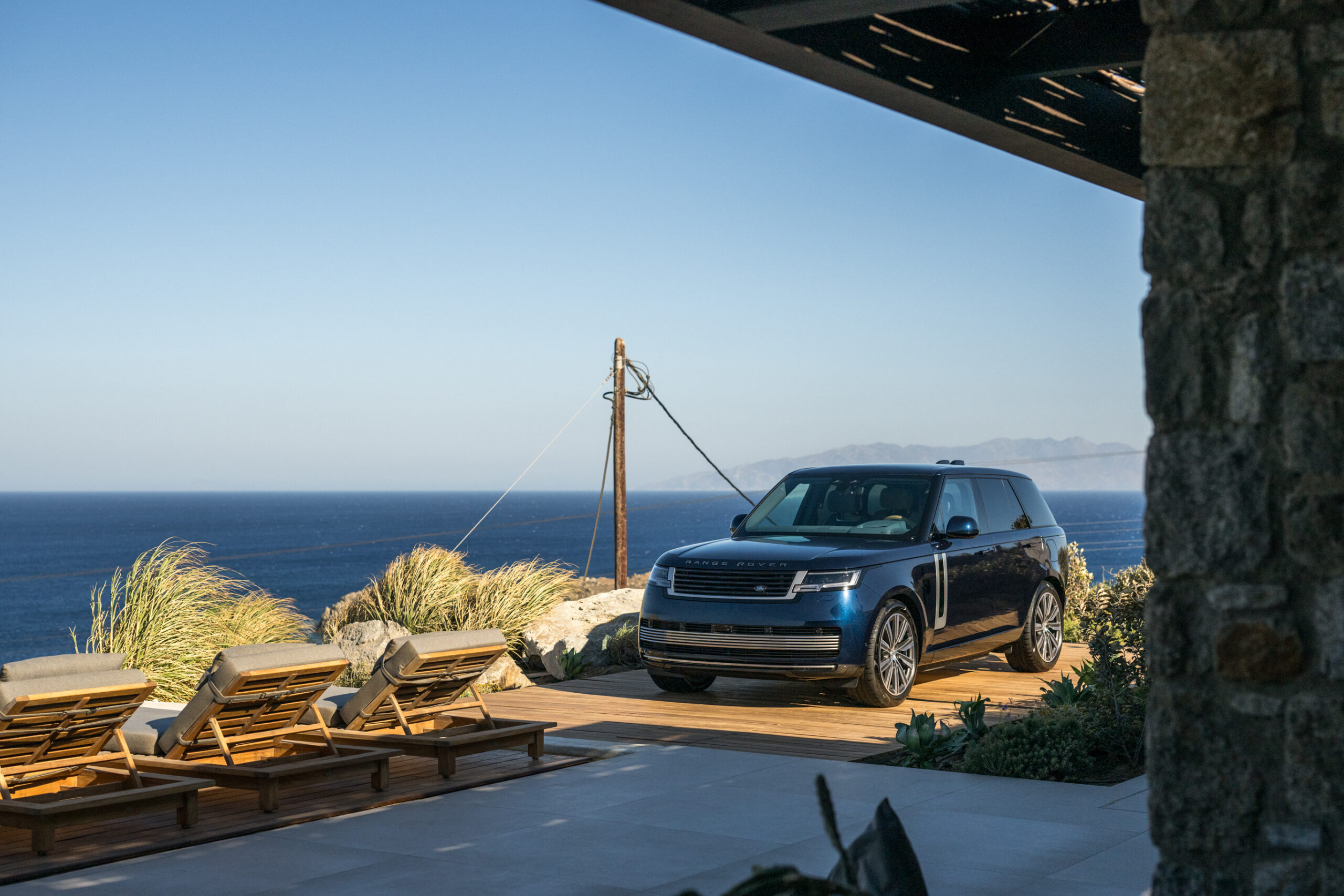 Στη Μύκονο με bespoke Range Rover | VOGUE.GR