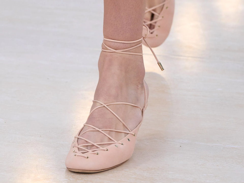 Corset shoes: Θα είναι τα παπούτσια του 2025; | VOGUE.GR