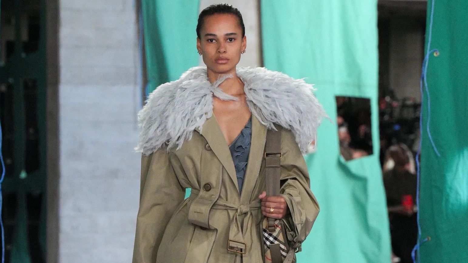 Burberry SS25: Το updated βρετανικό στιλ μέσα από τα μάτια του Daniel Lee | VOGUE.GR