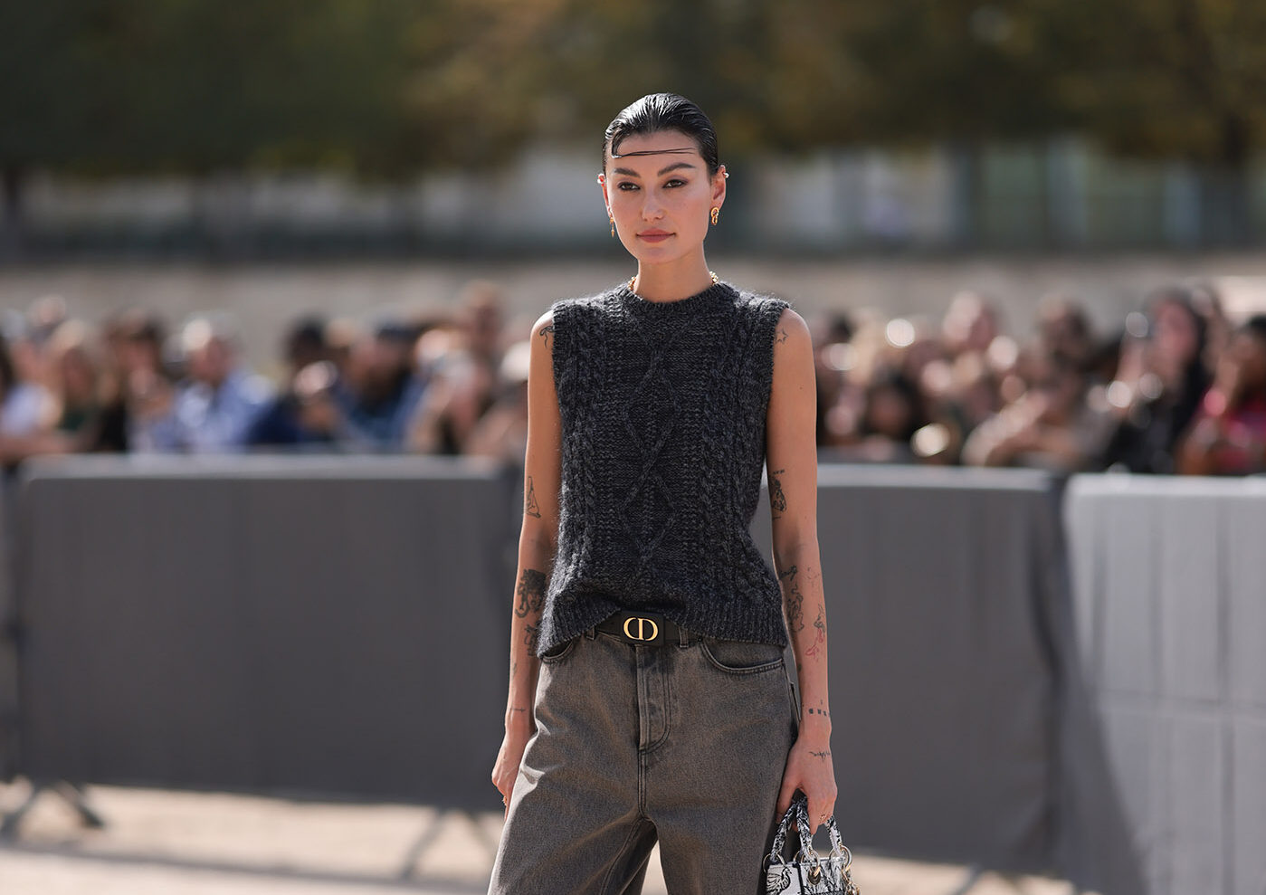 Γιλέκο και baggy παντελόνι: 5 looks για να υιοθετήσετε την τάση | VOGUE.GR