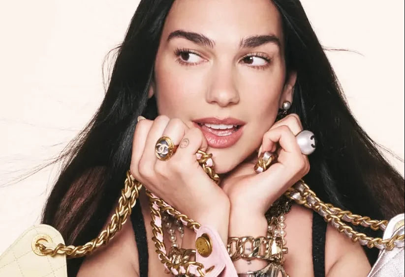 Η Dua Lipa είναι το πρόσωπο της νέας Chanel 25 Bag | VOGUE.GR