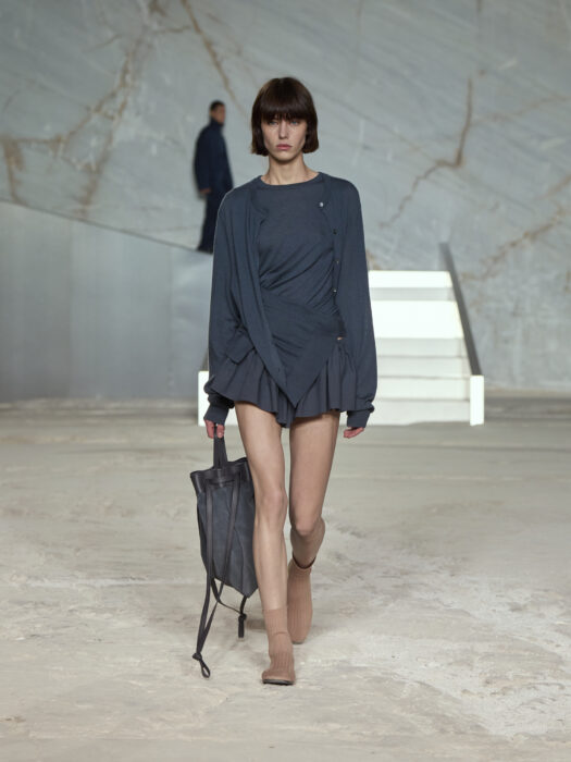 3 τάσεις και όλα τα highlights από το COS runway show στην Αθήνα | VOGUE.GR