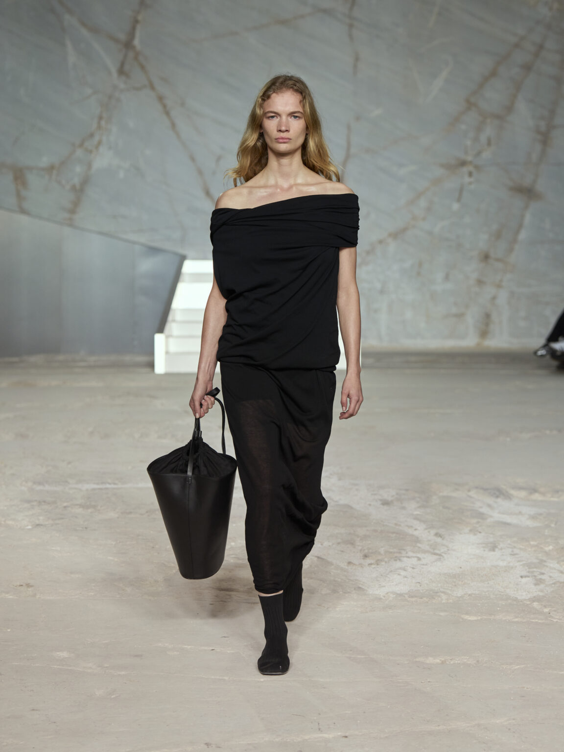 3 τάσεις και όλα τα highlights από το COS runway show στην Αθήνα | VOGUE.GR
