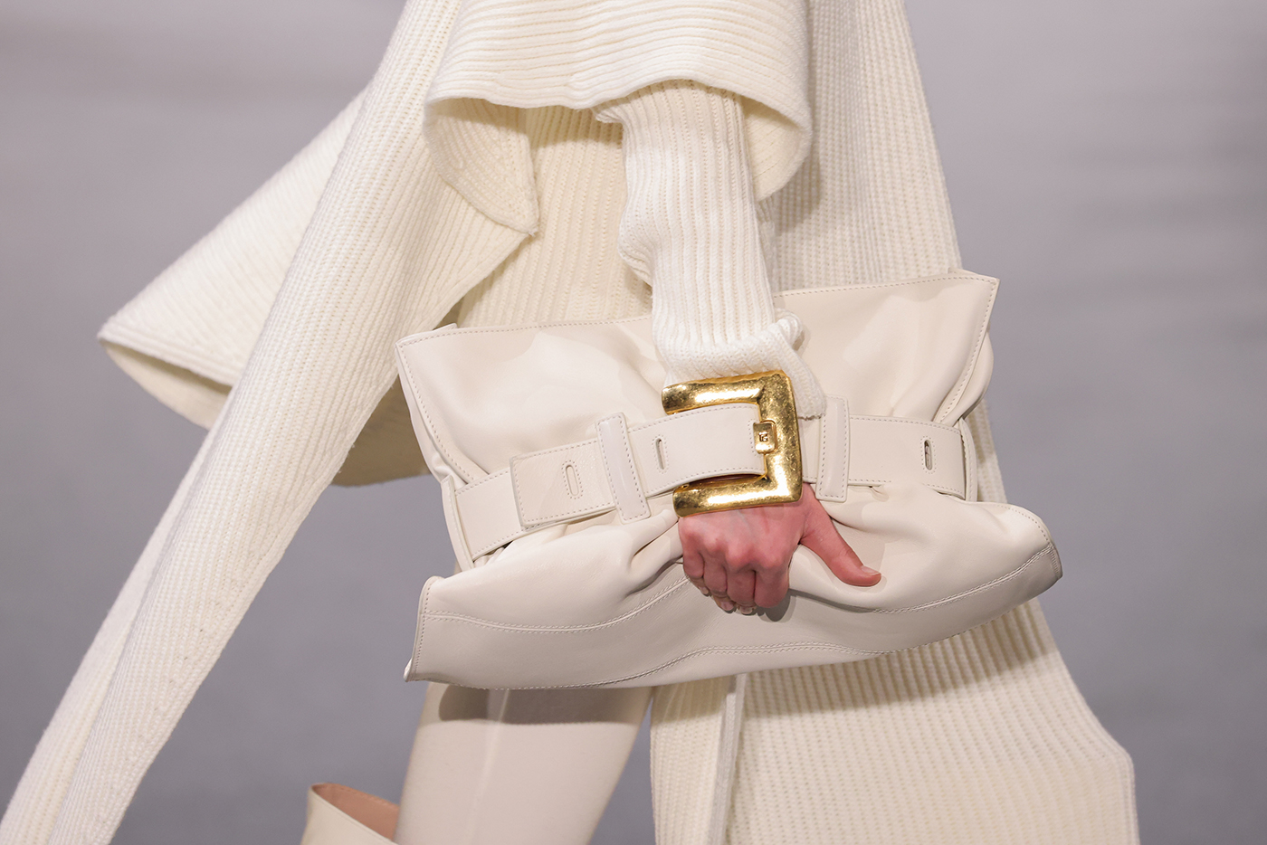 Squishy bags: Οι τσάντες για το φθινόπωρο 2025 έχουν χαλαρή γραμμή ...