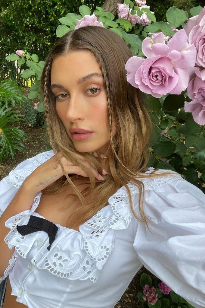 Baby braids: Η Hailey Bieber έκανε το πιο boho χτένισμα | VOGUE.GR